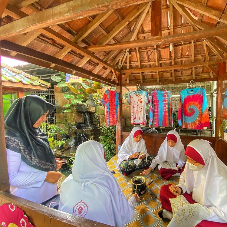Bunda Literasi Kunjungi Layanan Ekstensi Iqra Library - Iqra Library ...